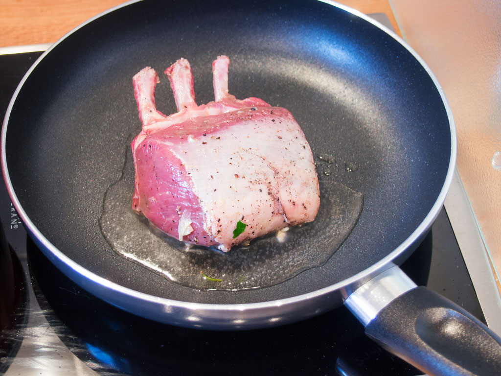 Überbackene Lammkrone mit Zucchini-Bandnudeln und Süßkartoffelpüree ...