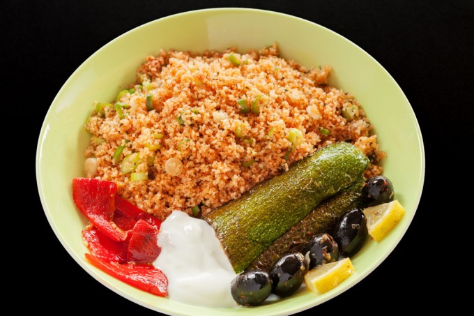 Salat aus feinem Bulgur mit frischer Petersilie und Gewürzen - Kisir ...